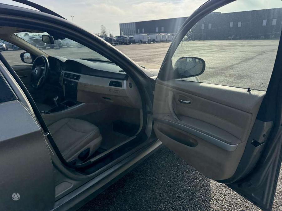 Brown BMW 320 2011 in Vilnius, with an engine capacity of 2.00 L and mileage of 294 thousand km for 2390 €, photo 18 on AUTOMOTO.COM.LV