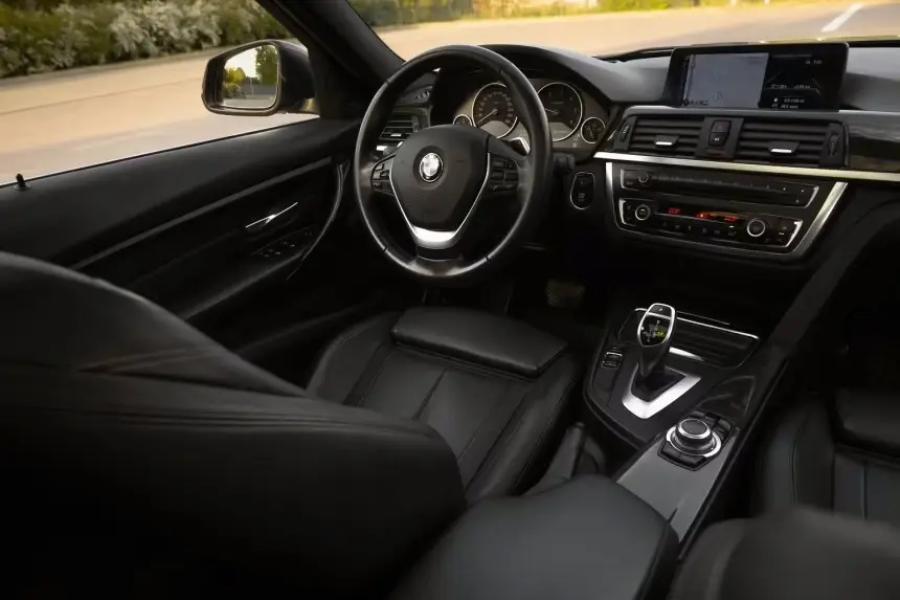 Brown BMW 320 2013 in Jelgava, with an engine capacity of 2.00 L and mileage of 236 thousand km for 13200 €, photo 8 on AUTOMOTO.COM.LV