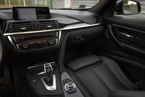 Brown BMW 320 2013 in Jelgava, with an engine capacity of 2.00 L and mileage of 236 thousand km for 13200 €, photo 10 on AUTOMOTO.COM.LV