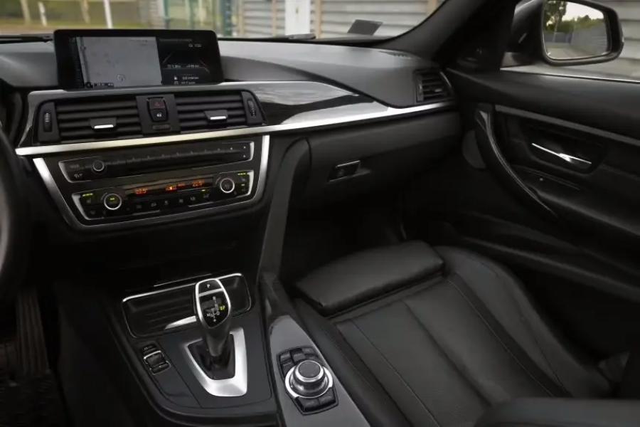 Brown BMW 320 2013 in Jelgava, with an engine capacity of 2.00 L and mileage of 236 thousand km for 13200 €, photo 10 on AUTOMOTO.COM.LV