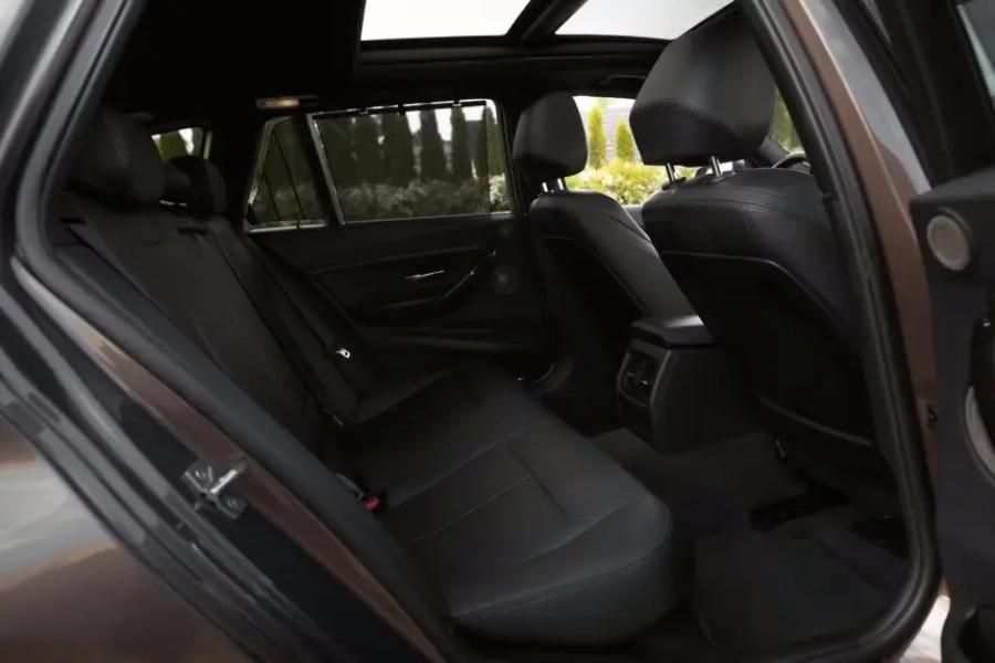 Brown BMW 320 2013 in Jelgava, with an engine capacity of 2.00 L and mileage of 236 thousand km for 13200 €, photo 19 on AUTOMOTO.COM.LV