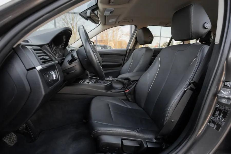 Brown BMW 320 2013 in Jelgava, with an engine capacity of 2.00 L and mileage of 258 thousand km for 7650 €, photo 19 on AUTOMOTO.COM.LV