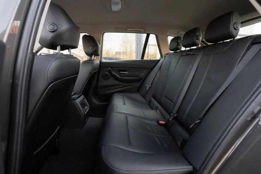 Brown BMW 320 2013 in Jelgava, with an engine capacity of 2.00 L and mileage of 258 thousand km for 7650 €, photo 23 on AUTOMOTO.COM.LV