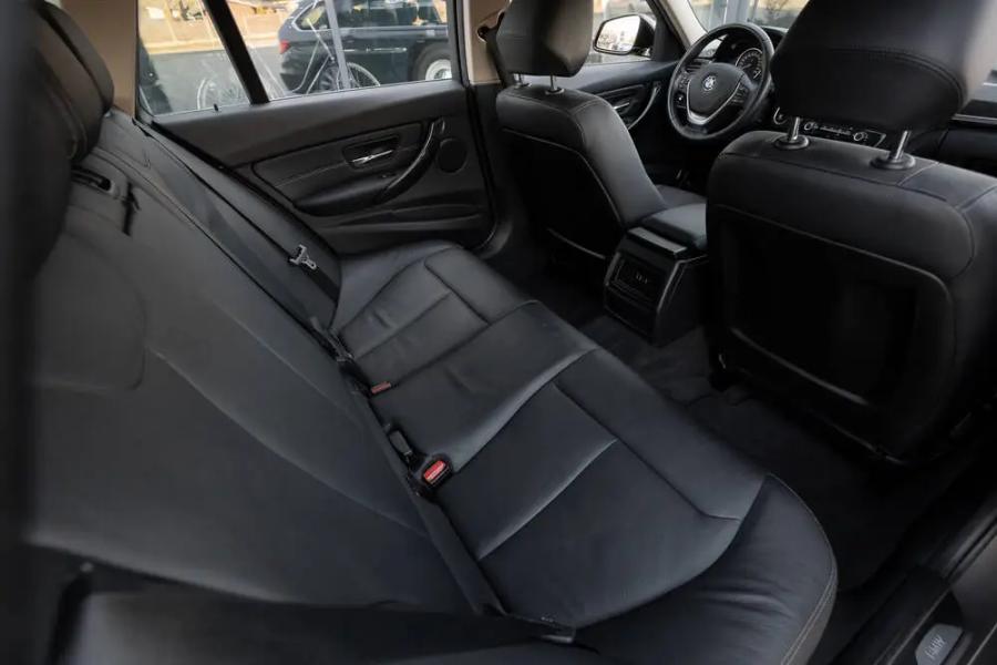 Brown BMW 320 2013 in Jelgava, with an engine capacity of 2.00 L and mileage of 258 thousand km for 7650 €, photo 28 on AUTOMOTO.COM.LV