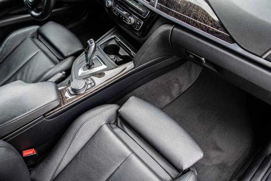 Brown BMW 320 2015 in Tukums, with an engine capacity of 2.00 L and mileage of 280 thousand km for 11080 €, photo 32 on AUTOMOTO.COM.LV