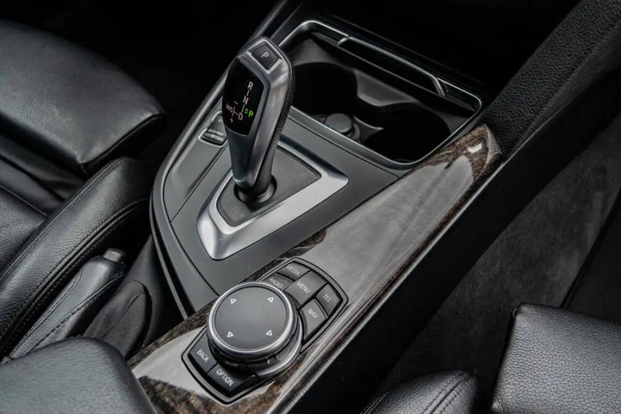 Brown BMW 320 2015 in Tukums, with an engine capacity of 2.00 L and mileage of 280 thousand km for 11080 €, photo 35 on AUTOMOTO.COM.LV