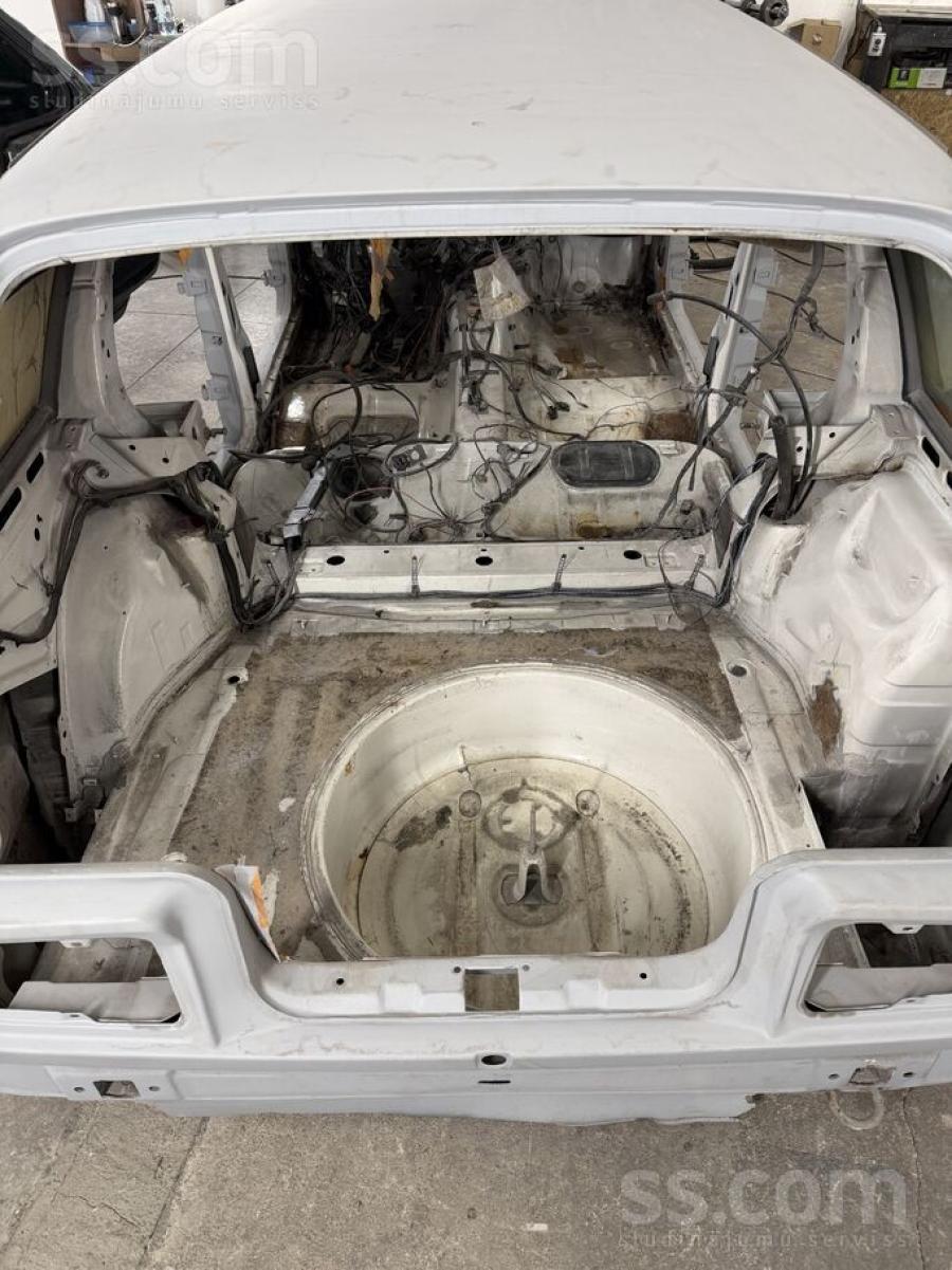 Zaļš BMW 320 1988 Jēkabpils, ar dzinēja tilpumu 2.50 L un nobraukumu 373 tūkst. km par 3500 €, foto 12 vietnē AUTOMOTO.COM.LV