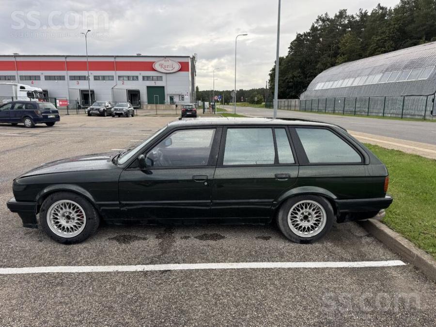 Green BMW 320 1988 in Riga, with an engine capacity of 2.50 L and mileage of 380 thousand km for 3500 €, photo 1 on AUTOMOTO.COM.LV