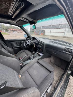 Green BMW 320 1988 in Riga, with an engine capacity of 2.50 L and mileage of 380 thousand km for 3500 €, photo 11 on AUTOMOTO.COM.LV