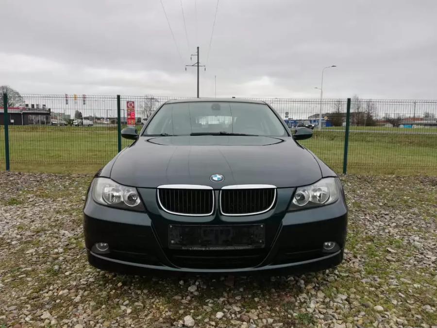 Green BMW 320 2006 in Saldus, with an engine capacity of 2.00 L and mileage of 319 thousand km for 3400 €, photo 3 on AUTOMOTO.COM.LV