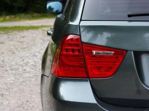 Green BMW 320 2009 in Kretinga, with an engine capacity of 2.00 L and mileage of 228 thousand km for 4699 €, photo 14 on AUTOMOTO.COM.LV