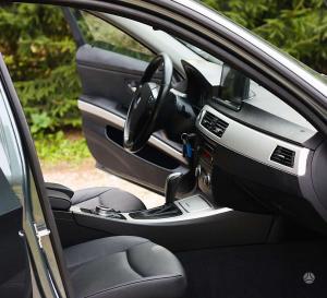 Green BMW 320 2009 in Kretinga, with an engine capacity of 2.00 L and mileage of 228 thousand km for 4699 €, photo 29 on AUTOMOTO.COM.LV