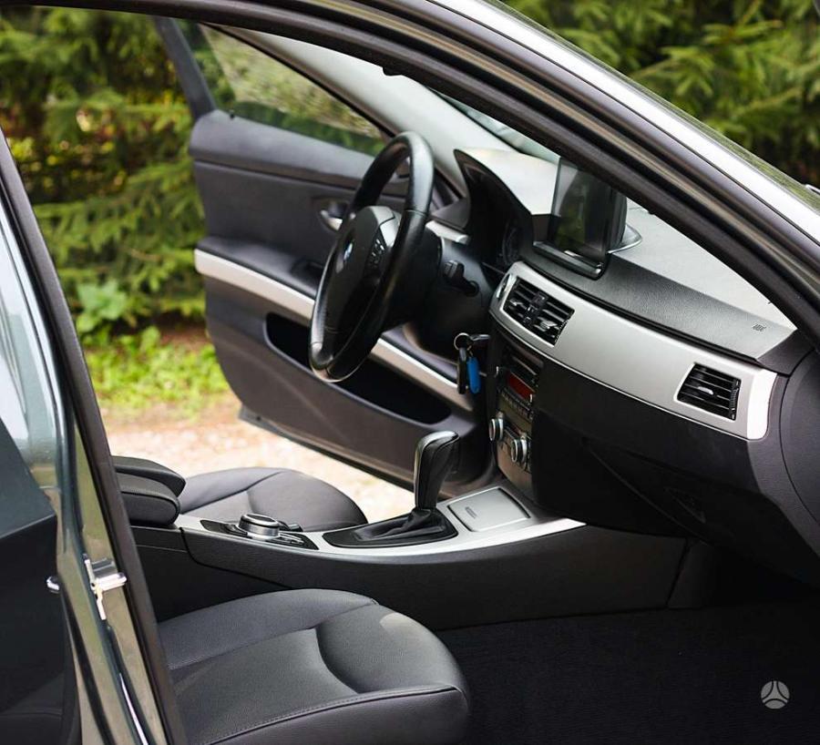 Green BMW 320 2009 in Kretinga, with an engine capacity of 2.00 L and mileage of 228 thousand km for 4699 €, photo 29 on AUTOMOTO.COM.LV