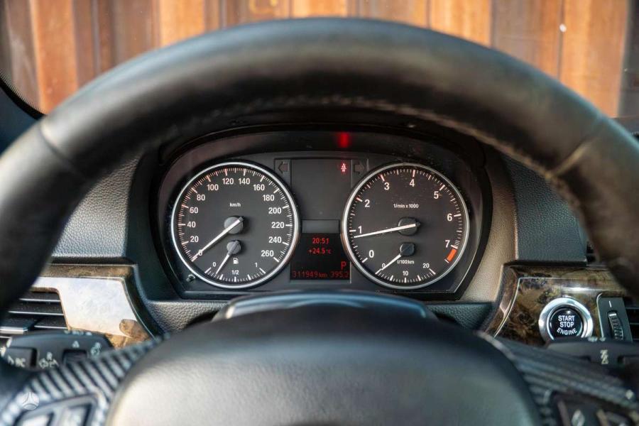 Grey BMW 320 2008 in Kaunas, with an engine capacity of 2.00 L and mileage of 311 thousand km for 5999 €, photo 17 on AUTOMOTO.COM.LV