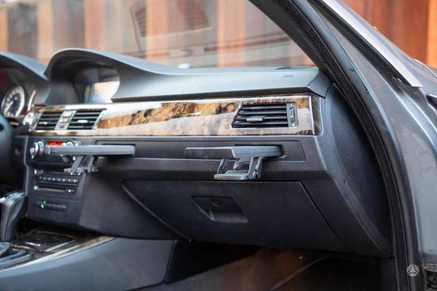 Grey BMW 320 2008 in Kaunas, with an engine capacity of 2.00 L and mileage of 311 thousand km for 5999 €, photo 26 on AUTOMOTO.COM.LV