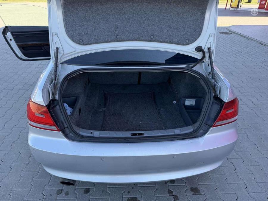 Grey BMW 320 2007 in Klaipeda, with an engine capacity of 2.00 L and mileage of 310 thousand km for 5555 €, photo 12 on AUTOMOTO.COM.LV