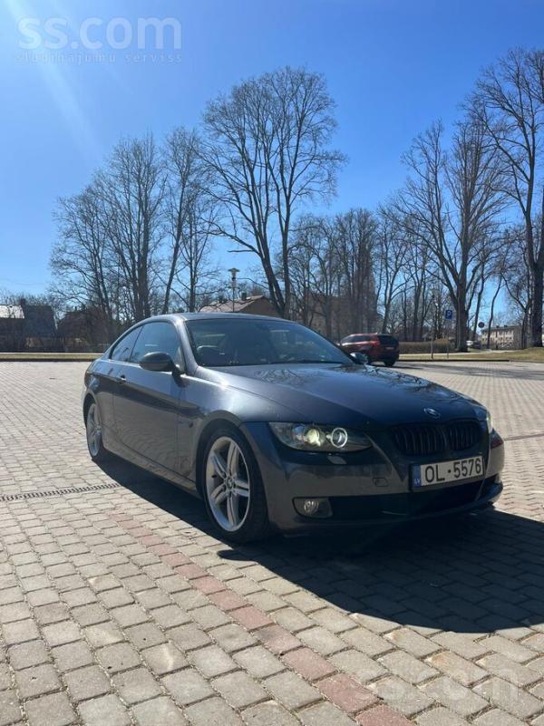 Grey BMW 320 2008 in Aluksne, with an engine capacity of 2.00 L and mileage of 239 thousand km for 4250 €, photo 2 on AUTOMOTO.COM.LV