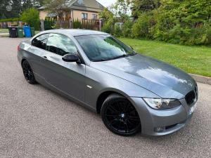 Pelēks BMW 320 2008 Viļņa, ar dzinēja tilpumu 2.00 L un nobraukumu 286 tūkst. km par 5450 €, foto  vietnē AUTOMOTO.COM.LV