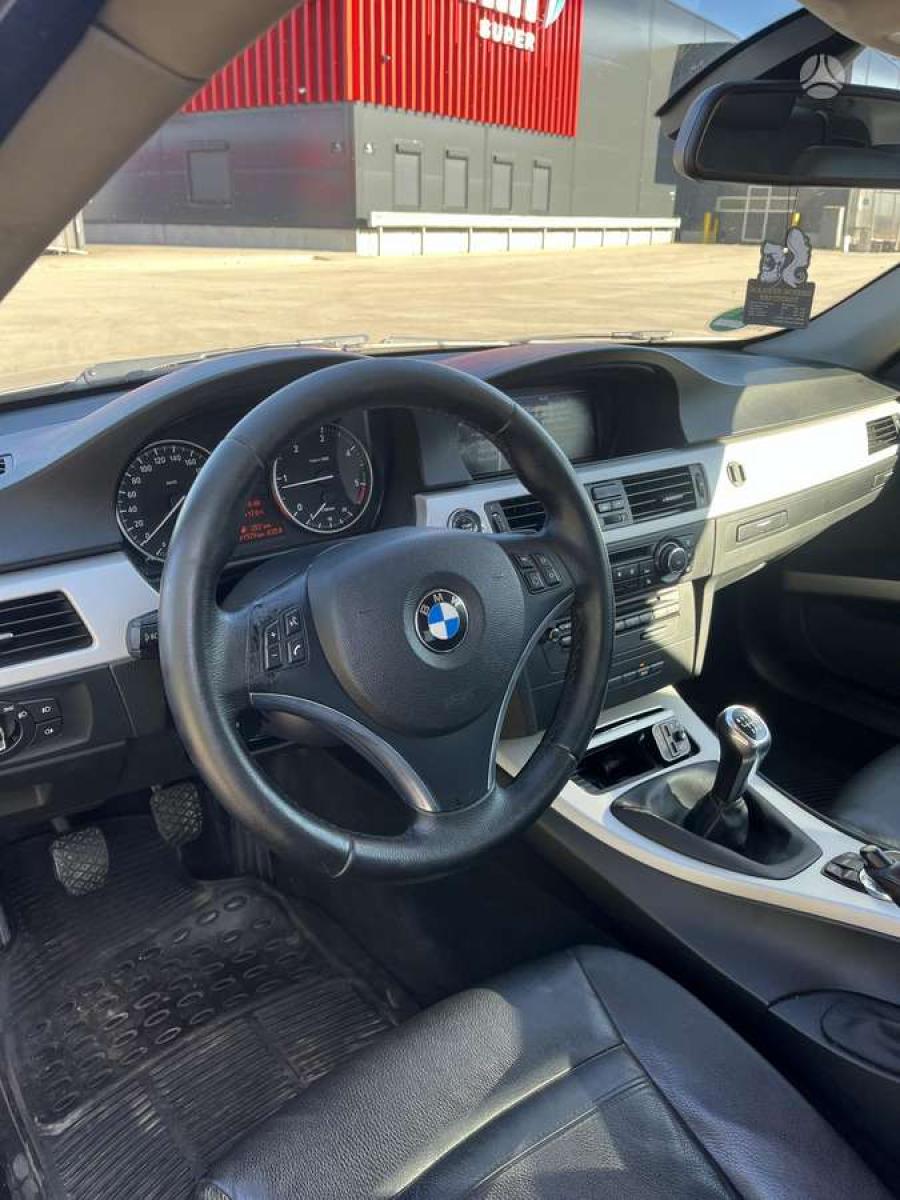Grey BMW 320 2009 in Kretinga, with an engine capacity of 2.00 L and mileage of 292 thousand km for 5200 €, photo 14 on AUTOMOTO.COM.LV