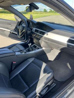 Grey BMW 320 2009 in Kretinga, with an engine capacity of 2.00 L and mileage of 292 thousand km for 5200 €, photo 19 on AUTOMOTO.COM.LV