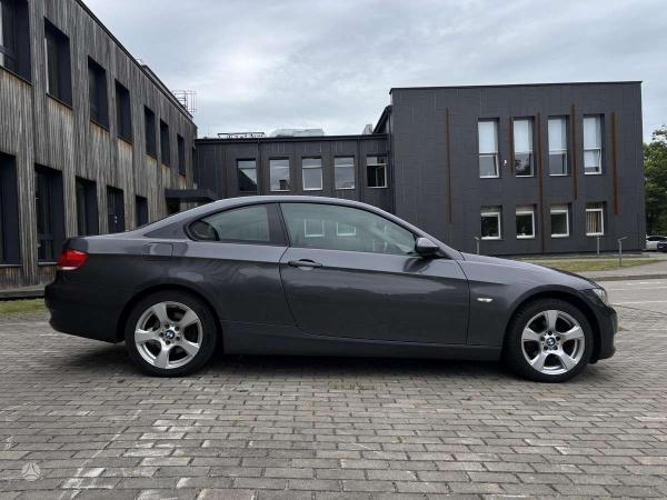 Pelēks BMW 320 2009 Viļņa, ar dzinēja tilpumu 2.00 L un nobraukumu 202 tūkst. km par 5600 €, foto 4 vietnē AUTOMOTO.COM.LV