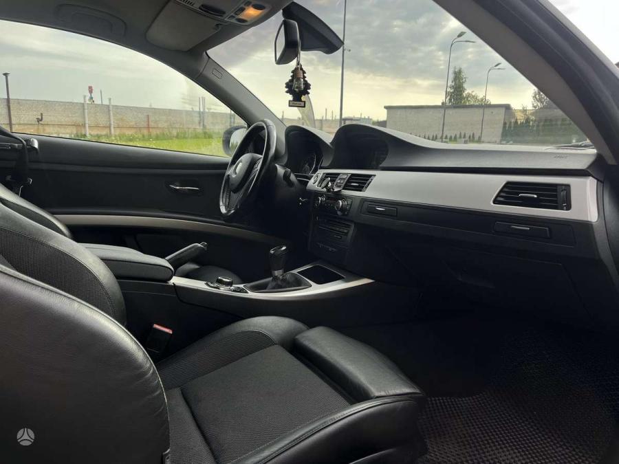 Grey BMW 320 2011 in Kaunas, with an engine capacity of 2.00 L and mileage of 278 thousand km for 5900 €, photo 13 on AUTOMOTO.COM.LV