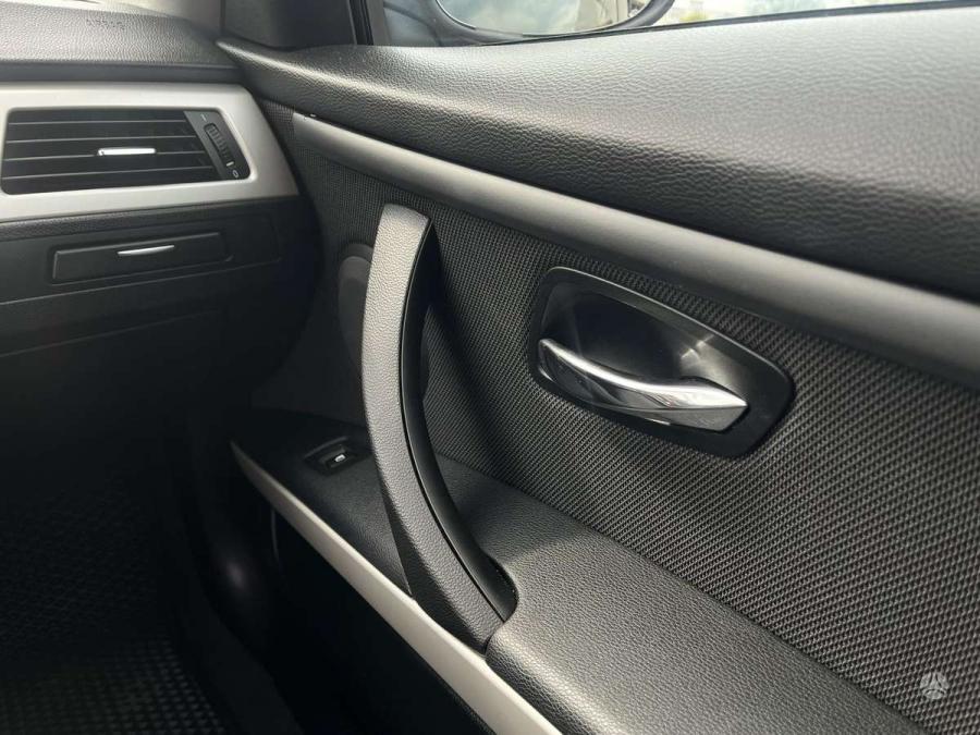 Grey BMW 320 2011 in Kaunas, with an engine capacity of 2.00 L and mileage of 278 thousand km for 5900 €, photo 21 on AUTOMOTO.COM.LV