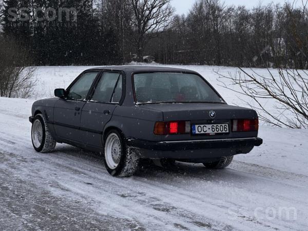 Grey BMW 320 1986 in Jelgava, with an engine capacity of 2.40 L and mileage of 284 thousand km for 3250 €, photo 3 on AUTOMOTO.COM.LV