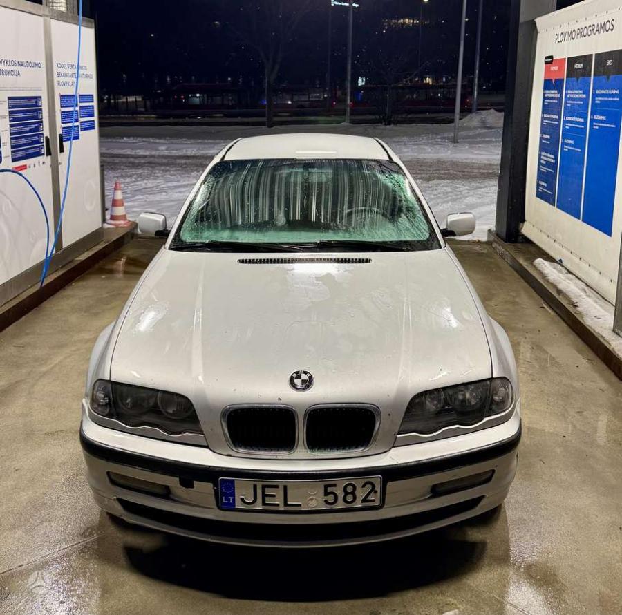 Grey BMW 320 2001 in Vilnius, with an engine capacity of 2.00 L and mileage of 372 thousand km for 1500 €, photo 1 on AUTOMOTO.COM.LV