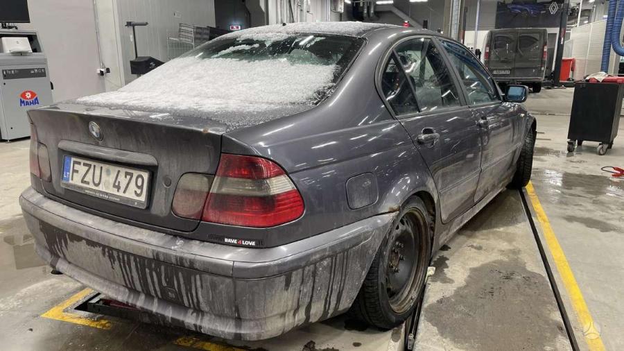 Pelēks BMW 320 2003 Viļņa, ar dzinēja tilpumu 2.00 L un nobraukumu 365 tūkst. km par 800 €, foto 5 vietnē AUTOMOTO.COM.LV