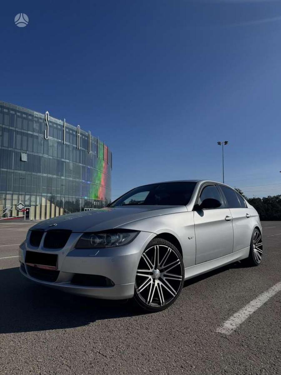 Grey BMW 320 2004 in Siauliai, with an engine capacity of 2.00 L and mileage of 278 thousand km for 3900 €, photo 1 on AUTOMOTO.COM.LV