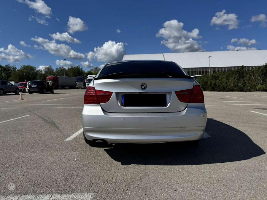 Grey BMW 320 2004 in Siauliai, with an engine capacity of 2.00 L and mileage of 278 thousand km for 3900 €, photo 8 on AUTOMOTO.COM.LV