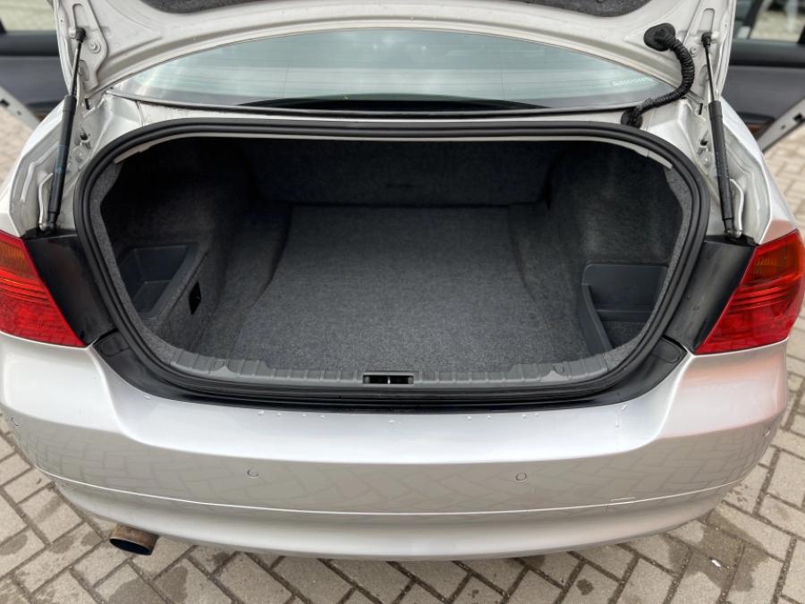 Grey BMW 320 2005 in Riga, with an engine capacity of 2.00 L and mileage of 321 thousand km for 5200 €, photo 28 on AUTOMOTO.COM.LV