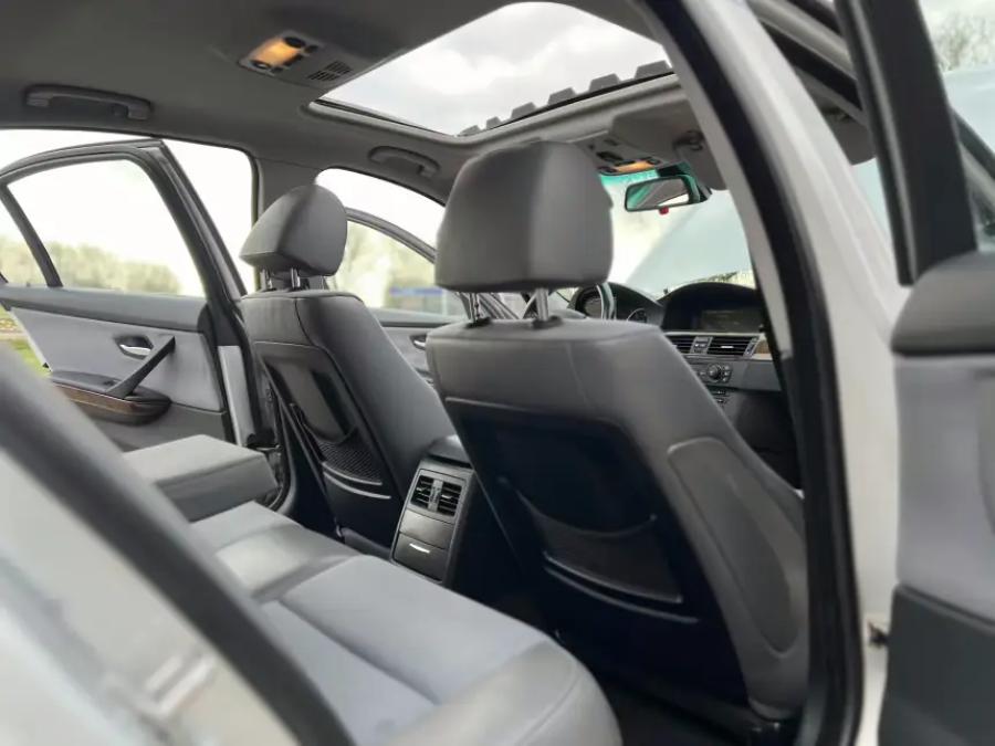 Pelēks BMW 320 2005 Jēkabpils, ar dzinēja tilpumu 2.00 L un nobraukumu 321 tūkst. km par 5200 €, foto 24 vietnē AUTOMOTO.COM.LV