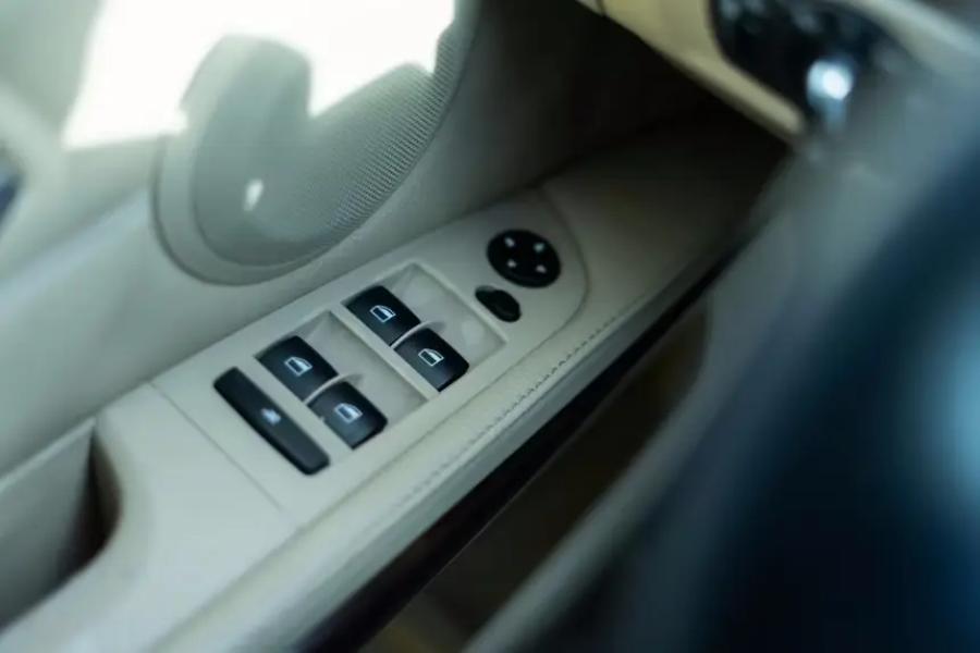 Grey BMW 320 2005 in Liepaja, with an engine capacity of 2.00 L and mileage of 155 thousand km for 4500 €, photo 20 on AUTOMOTO.COM.LV