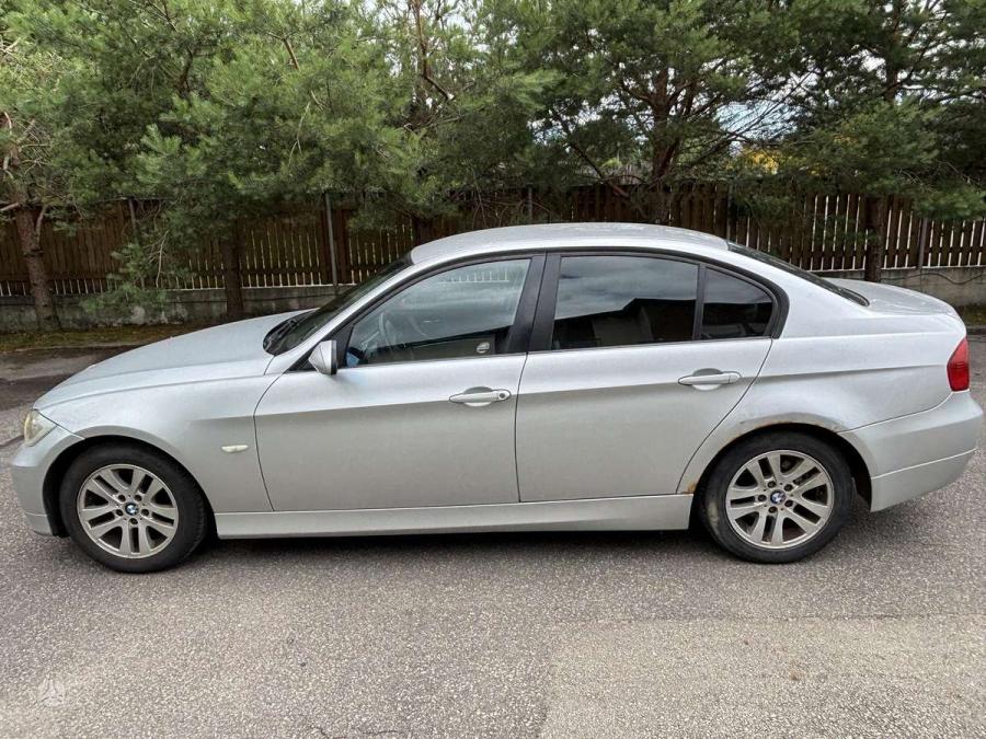 Pelēks BMW 320 2005 Panevēža, ar dzinēja tilpumu 2.00 L un nobraukumu 395 tūkst. km par 1800 €, foto 1 vietnē AUTOMOTO.COM.LV