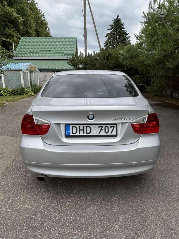Pelēks BMW 320 2005 Panevēža, ar dzinēja tilpumu 2.00 L un nobraukumu 395 tūkst. km par 1800 €, foto 3 vietnē AUTOMOTO.COM.LV