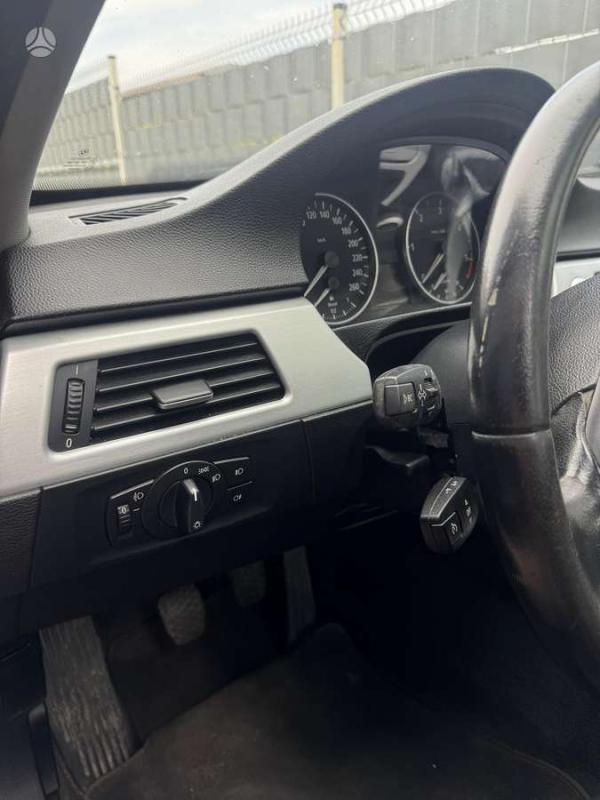 Pelēks BMW 320 2005 Viļņa, ar dzinēja tilpumu 2.00 L un nobraukumu 379 tūkst. km par 2550 €, foto 8 vietnē AUTOMOTO.COM.LV