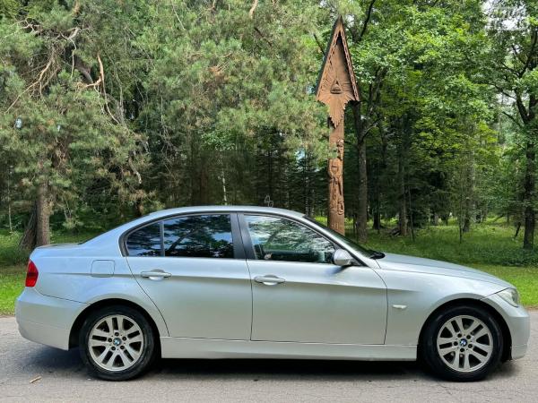 Pelēks BMW 320 2005 Panevēža, ar dzinēja tilpumu 2.00 L un nobraukumu 393 tūkst. km par 1850 €, foto 6 vietnē AUTOMOTO.COM.LV