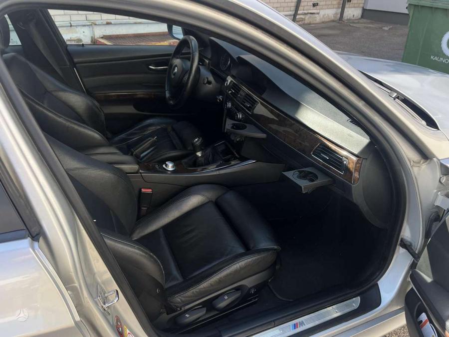 Grey BMW 320 2005 in Kaunas, with an engine capacity of 2.00 L and mileage of 303 thousand km for 4500 €, photo 12 on AUTOMOTO.COM.LV