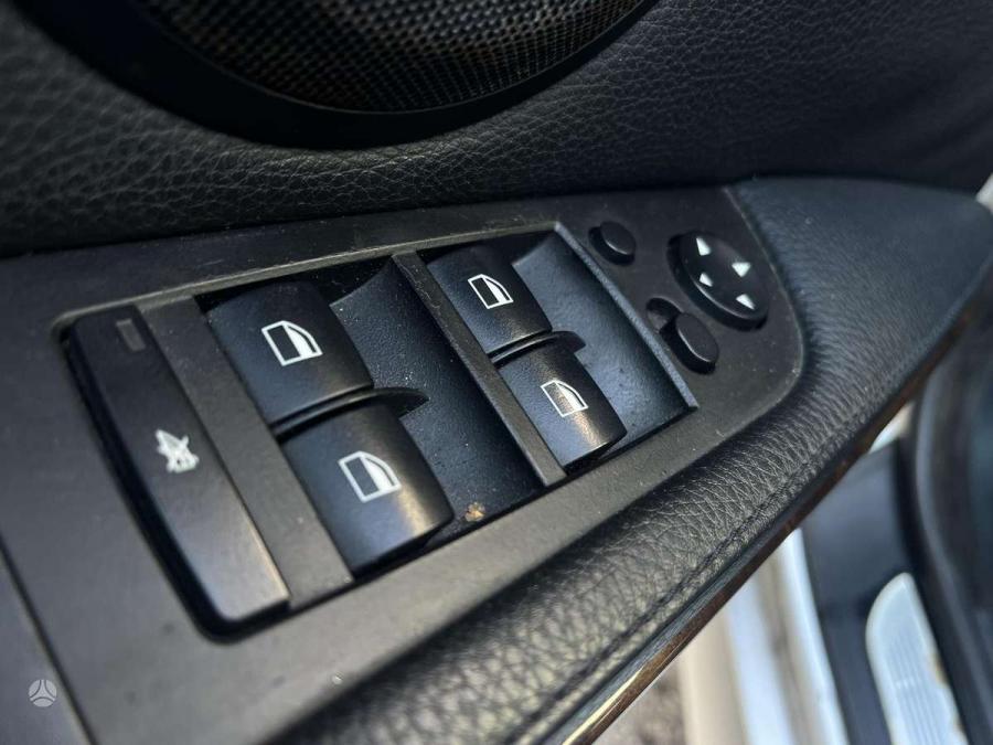 Grey BMW 320 2005 in Kaunas, with an engine capacity of 2.00 L and mileage of 303 thousand km for 4500 €, photo 16 on AUTOMOTO.COM.LV
