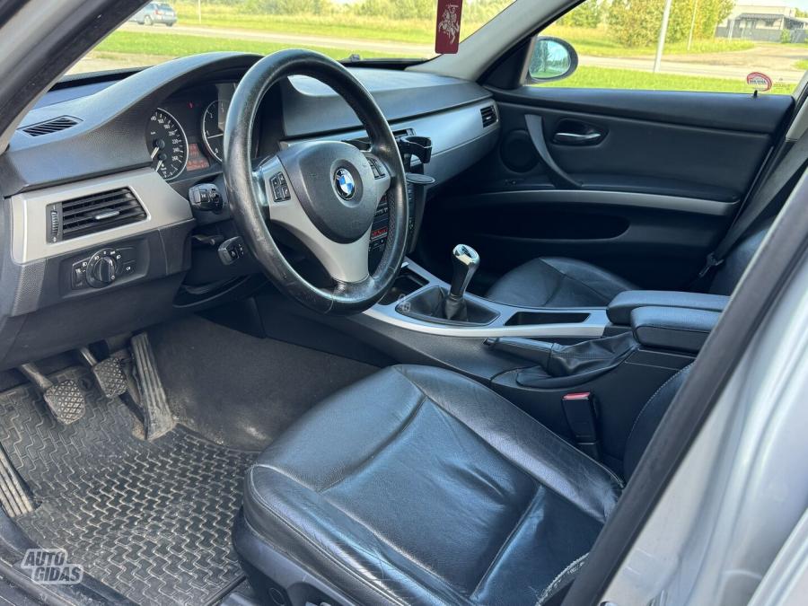 Pelēks BMW 320 2005 Panevēža, ar dzinēja tilpumu 2.00 L un nobraukumu 393 tūkst. km par 1850 €, foto 10 vietnē AUTOMOTO.COM.LV