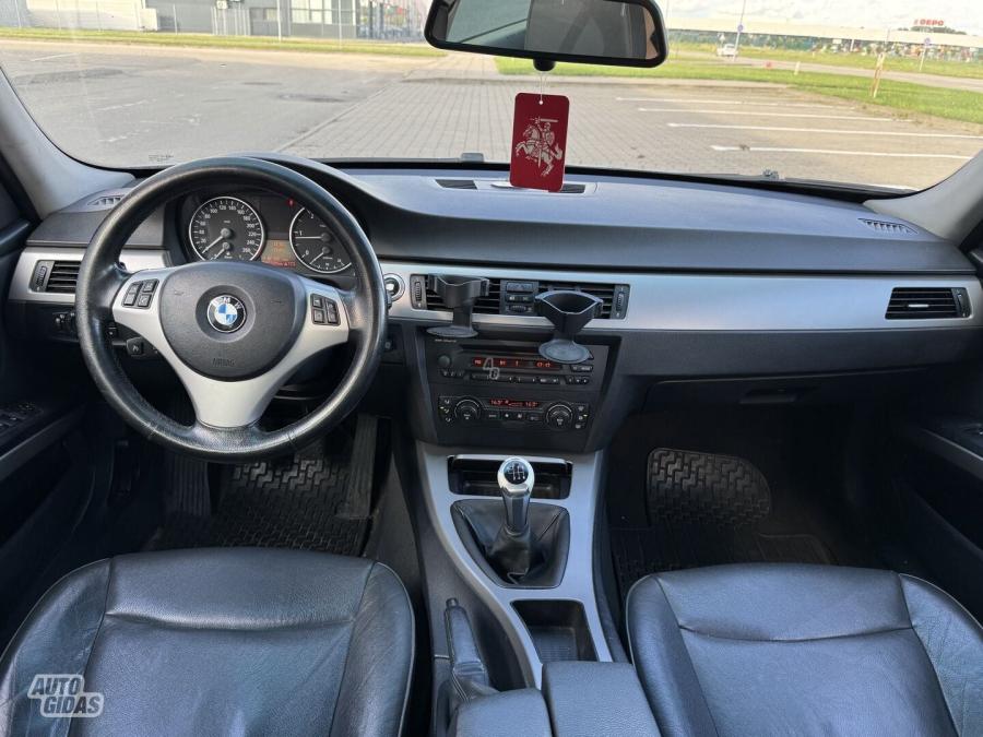 Pelēks BMW 320 2005 Panevēža, ar dzinēja tilpumu 2.00 L un nobraukumu 393 tūkst. km par 1850 €, foto 12 vietnē AUTOMOTO.COM.LV