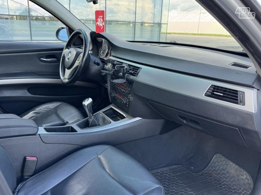 Pelēks BMW 320 2005 Panevēža, ar dzinēja tilpumu 2.00 L un nobraukumu 393 tūkst. km par 1850 €, foto 13 vietnē AUTOMOTO.COM.LV
