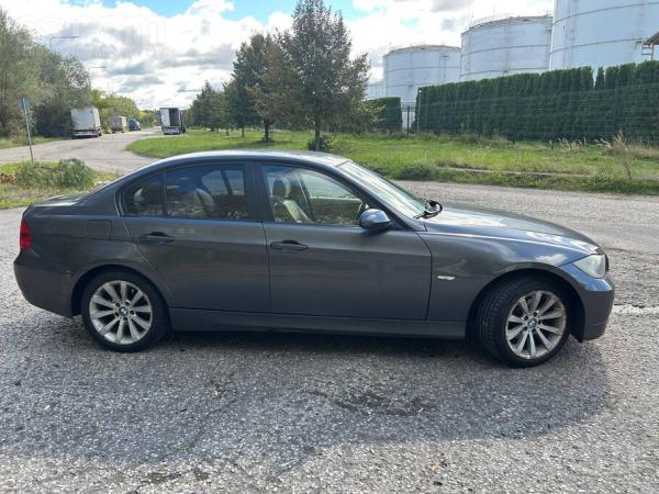 BMW 320 2005 in Riga on AUTOMOTO.COM.LV Grey BMW 320 2005 in Riga, with an engine capacity of 2.00 L and mileage of 252 thousand km for 2199 €, photo 5 on AUTOMOTO.COM.LV