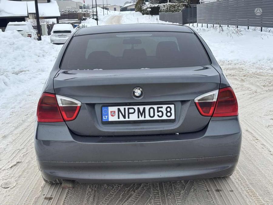 Grey BMW 320 2006 in Vilnius, with an engine capacity of 2.00 L and mileage of 390 thousand km for 2700 €, photo 4 on AUTOMOTO.COM.LV