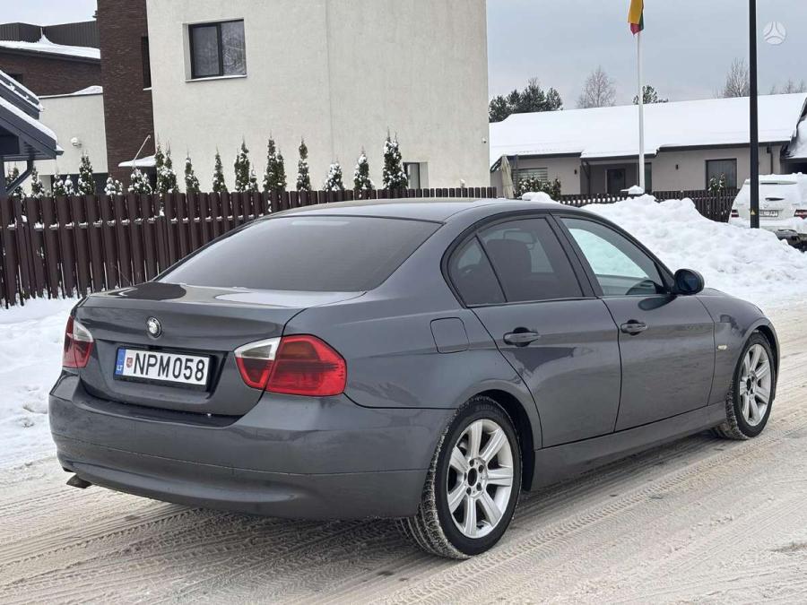 Grey BMW 320 2006 in Vilnius, with an engine capacity of 2.00 L and mileage of 390 thousand km for 2700 €, photo 5 on AUTOMOTO.COM.LV