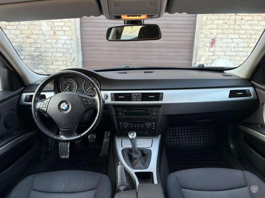Grey BMW 320 2006 in Raseiniai, with an engine capacity of 2.00 L and mileage of 263 thousand km for 1300 €, photo 9 on AUTOMOTO.COM.LV