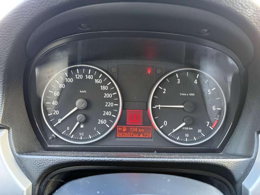 Grey BMW 320 2006 in Raseiniai, with an engine capacity of 2.00 L and mileage of 263 thousand km for 1300 €, photo 12 on AUTOMOTO.COM.LV
