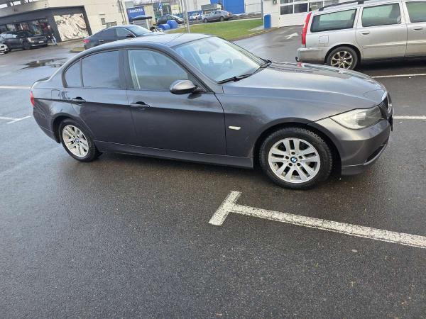 Pelēks BMW 320 2007 Viļņa, ar dzinēja tilpumu 2.00 L un nobraukumu 239 tūkst. km par 1500 €, foto 3 vietnē AUTOMOTO.COM.LV